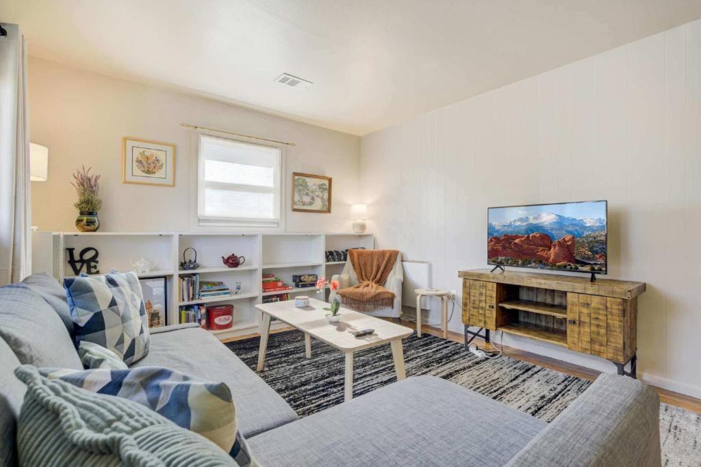 Old Broadmoor retreat deck fire pit grill near zoo, Stratton Meadows ...