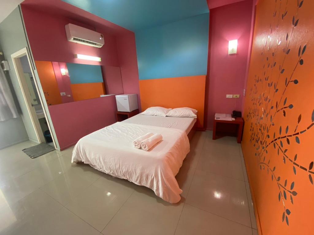 โรงแรมแฮปปี้ สามชุก Happy Motel samchuk, Sam Chuk (prezzi aggiornati ...