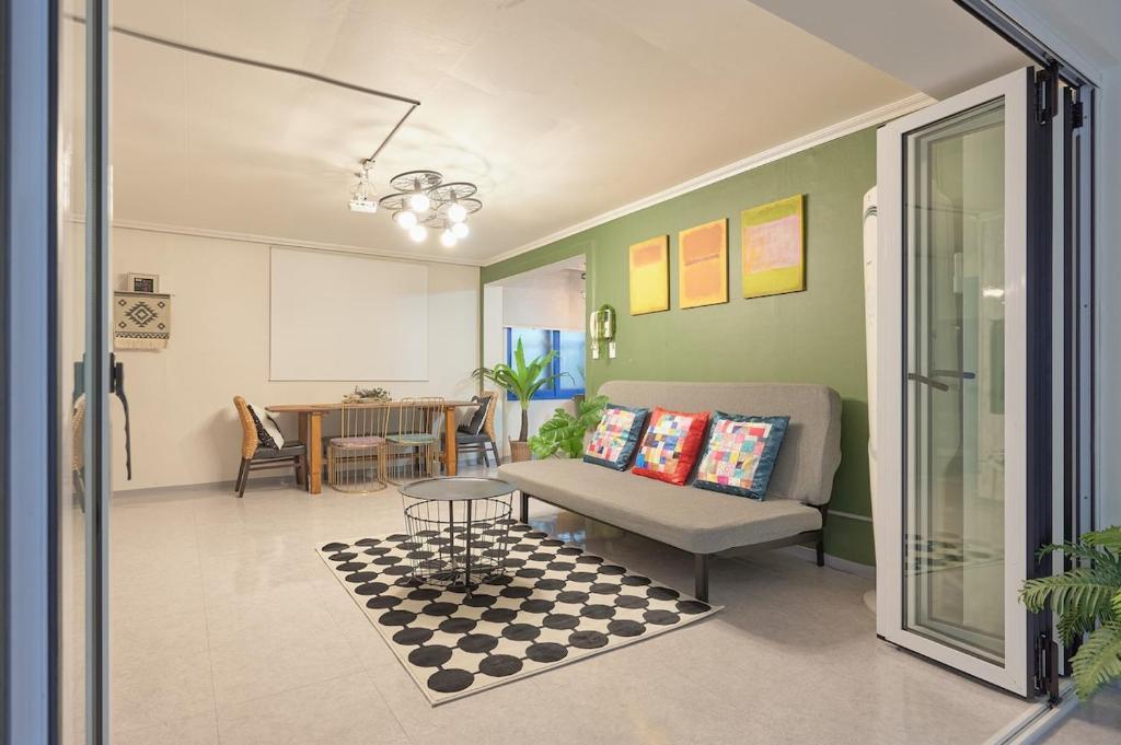 Hongik University Station 1-minute walk 6 Rooms, 3 Bathrooms,首尔（2026年最新房价）