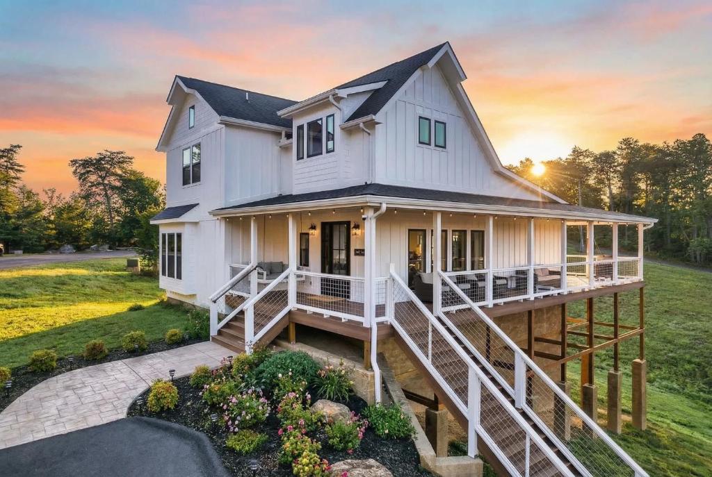 New Secluded Farmhouse Cabin With Games & HotTub, Henderson Springs ...
