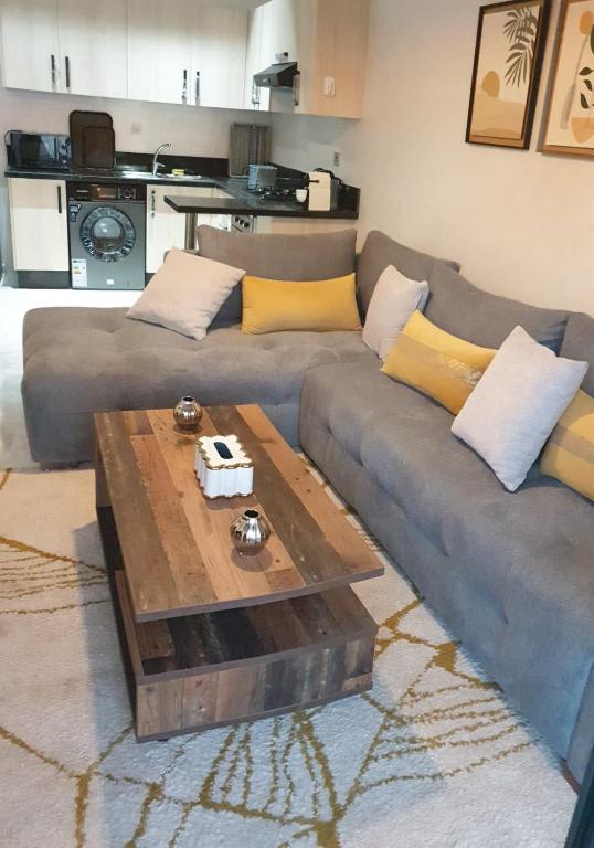 Relaxing Studio Stay with Pool, Balcony & Smart TV, Aïn Harrouda ...