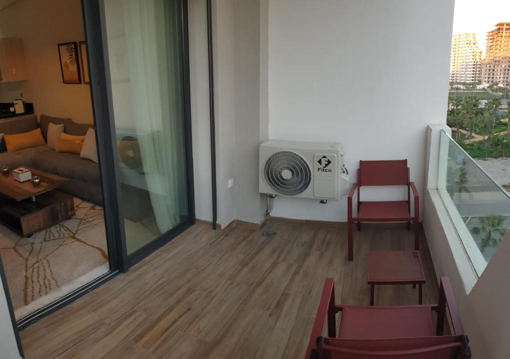 Relaxing Studio Stay with Pool, Balcony & Smart TV, Aïn Harrouda ...