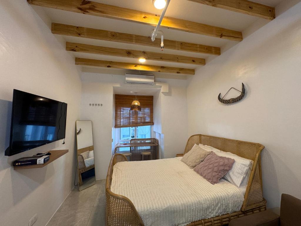 Boho Style Cozy Studio Unit along EDSA, 3mins walk from GMA MRT ...