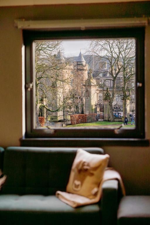 Bottom of Royal Mile 7 Beds Sleeps 12 3 Bthrooms, Edinburgh ...