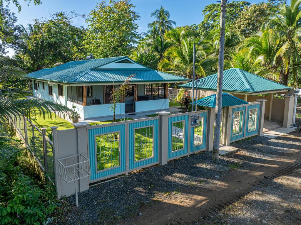 Villa Tortuga- 3 Minute Walk to the Beach, Savegre (tarifs actualisés ...