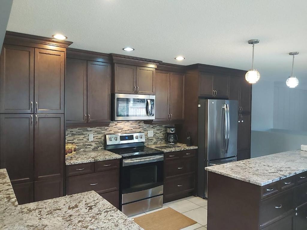 Private Room Just 3 min walk to University and Hospital, קלגרי (מחירים ...