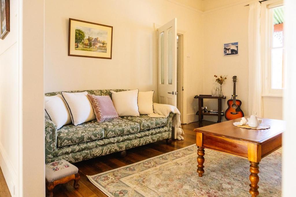 Dukes on Quayle Whimsical Sandy Bay Cottage Stay, Sandy Bay (tarifs ...