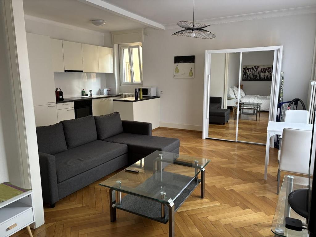 Nice little studio-City centre & train station, Lausana (precios ...