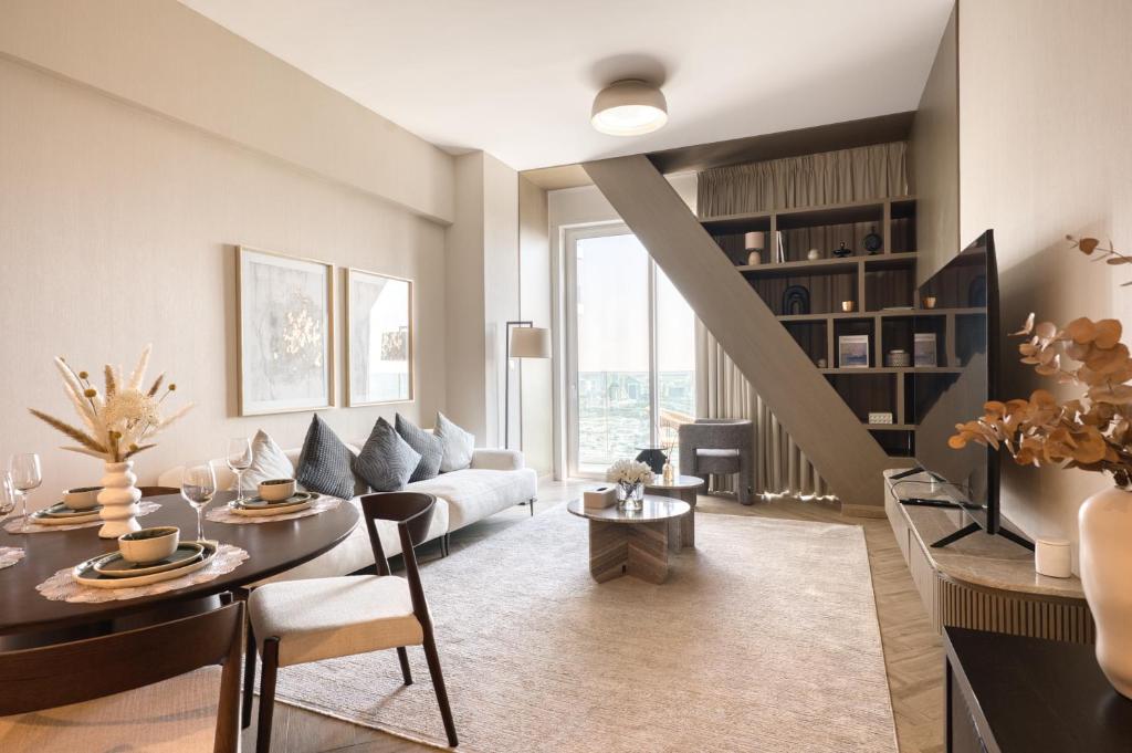 Upscale Modern 2-Bedroom with Elegant Interiors, Dubai (prezzi ...