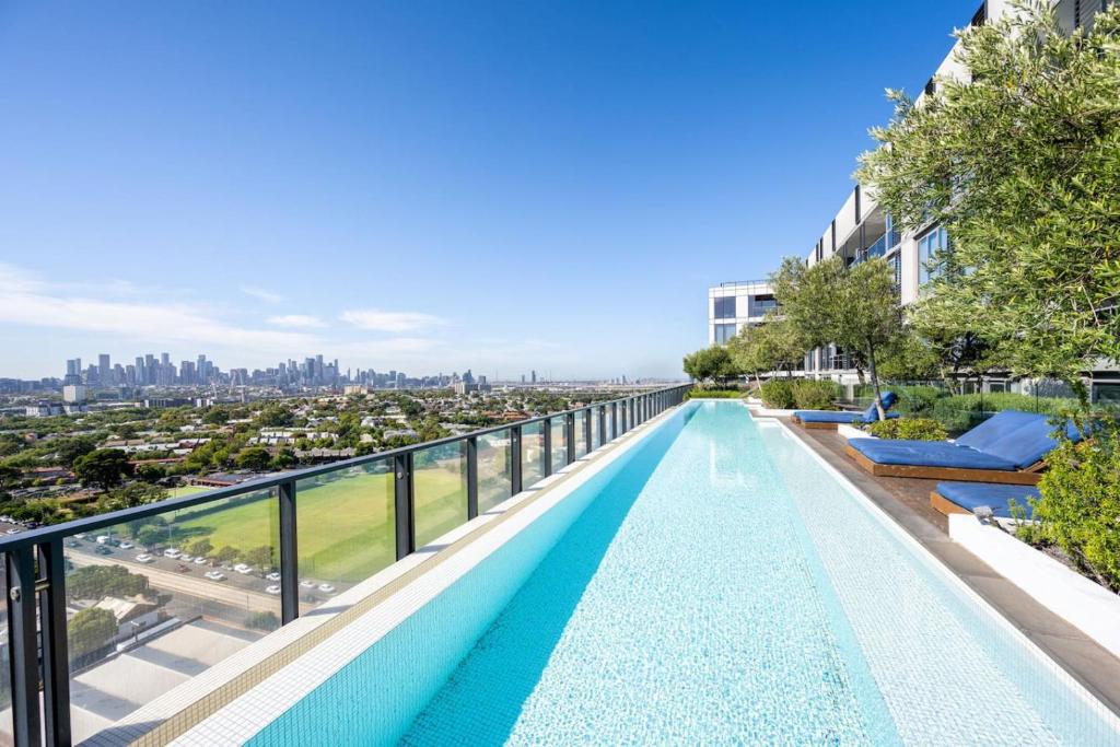 World Famous Racecourse Views with Pool Gym and Parking, Melbourne ...