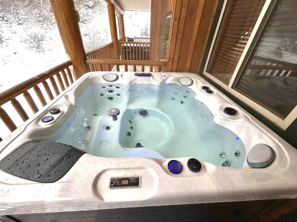 Apex Lookout True Ski In Out Suite with Hot Tub, Apex Mountain की (2026 ...