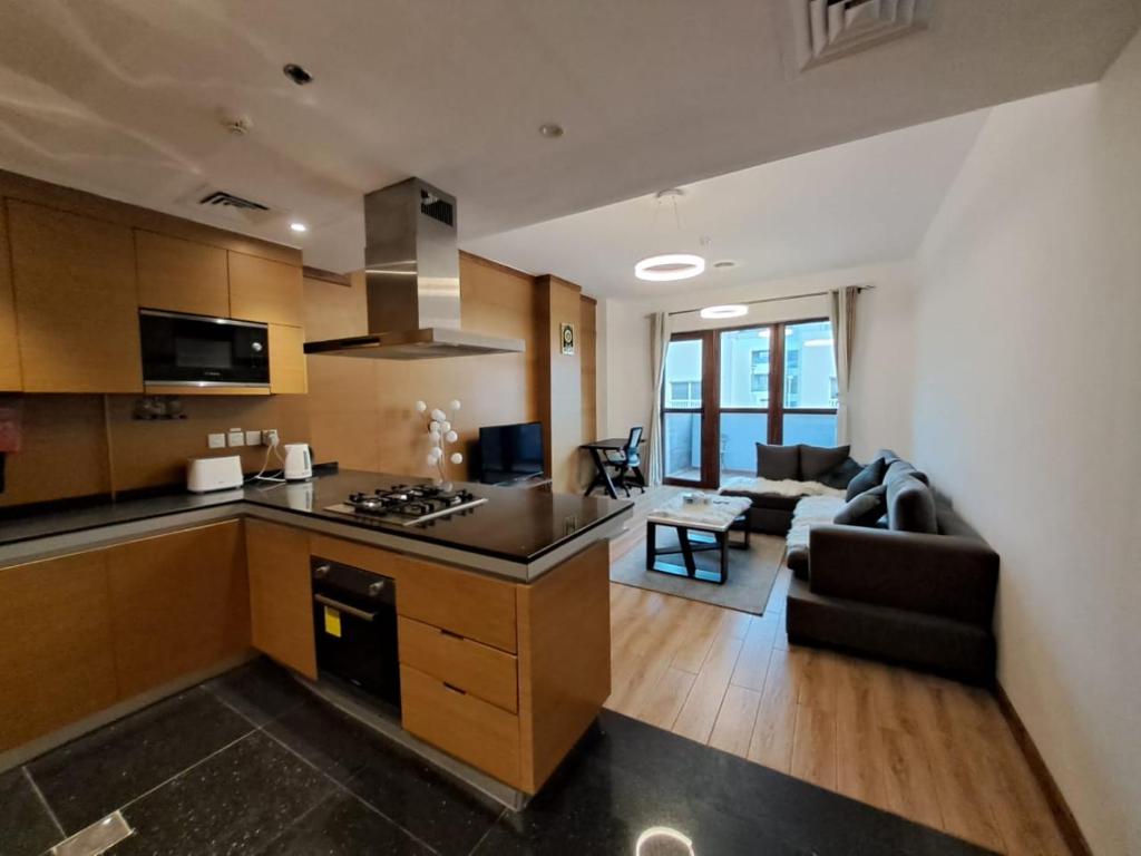 Modern One-Bedroom Apartment King and Queen Beds Two Bathrooms, Dubai ...