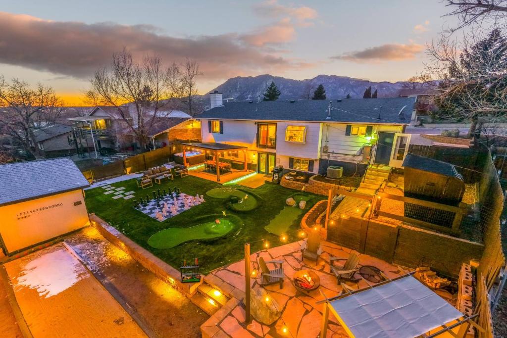 Epic Family Home: Mini-Golf, Sauna, Hot Tub, Games, Stratton Meadows ...