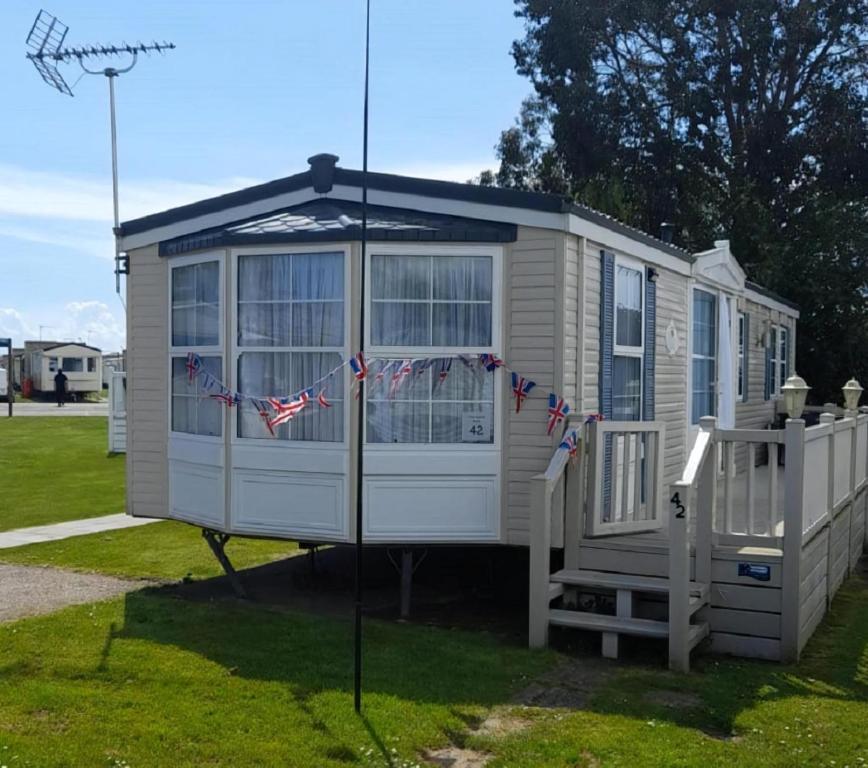 Cosy 6 Berth Caravan At Naze Marine Holiday Park In Essex Ref 17042Sw ...