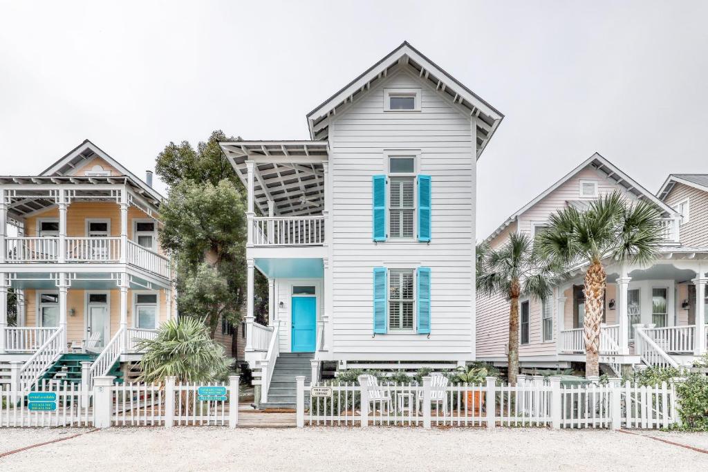 Charleston-style cottage w/ lovely decks, steps to the beach & pools ...