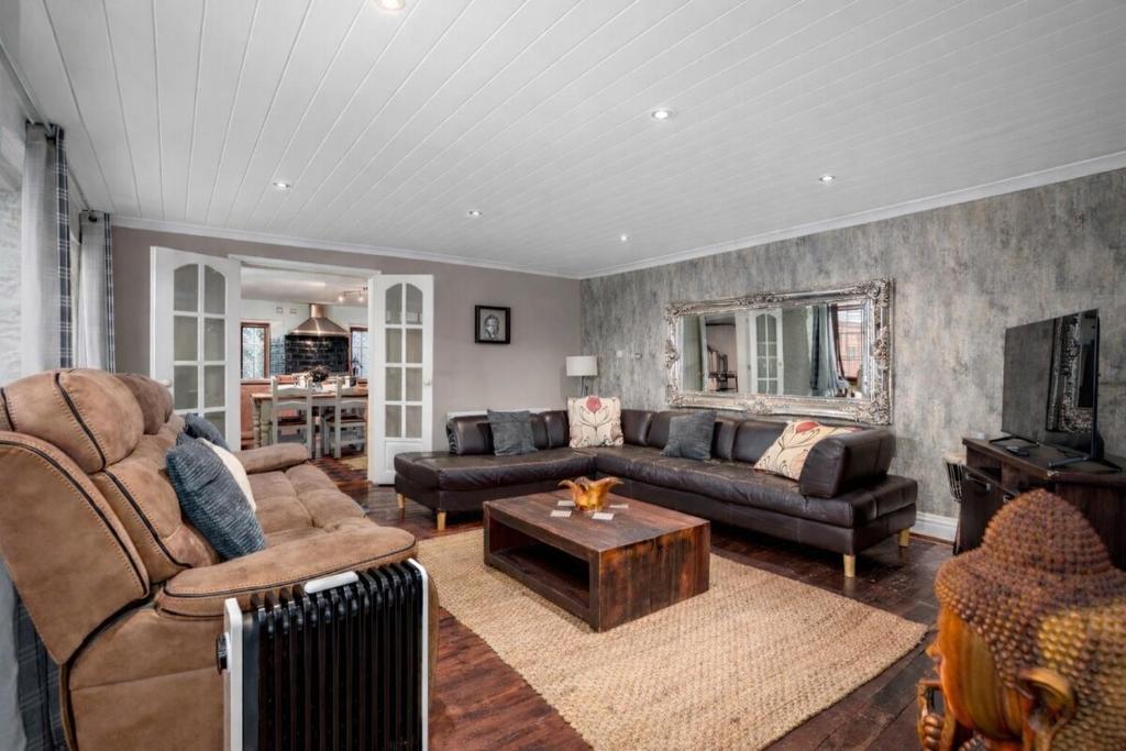 6 Bedroom - The Old Bakehouse Historic Home, Pren-gwyn (2026 güncel ...