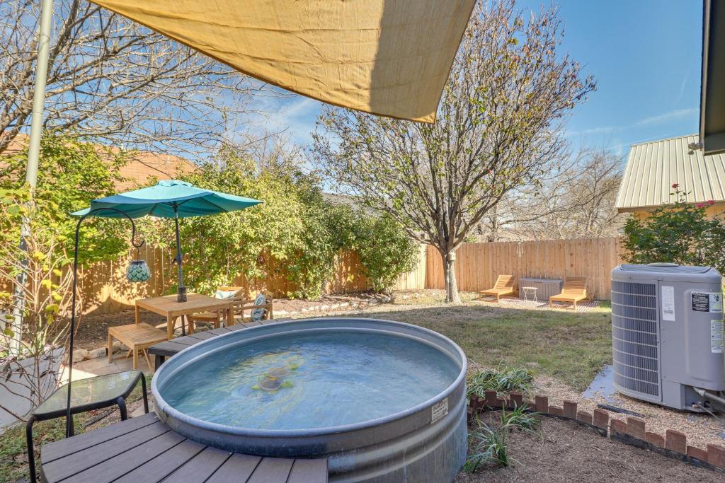 ATX Urban Oasis Cowboy Pool and Fenced Yard, Austin (tarifs actualisés ...