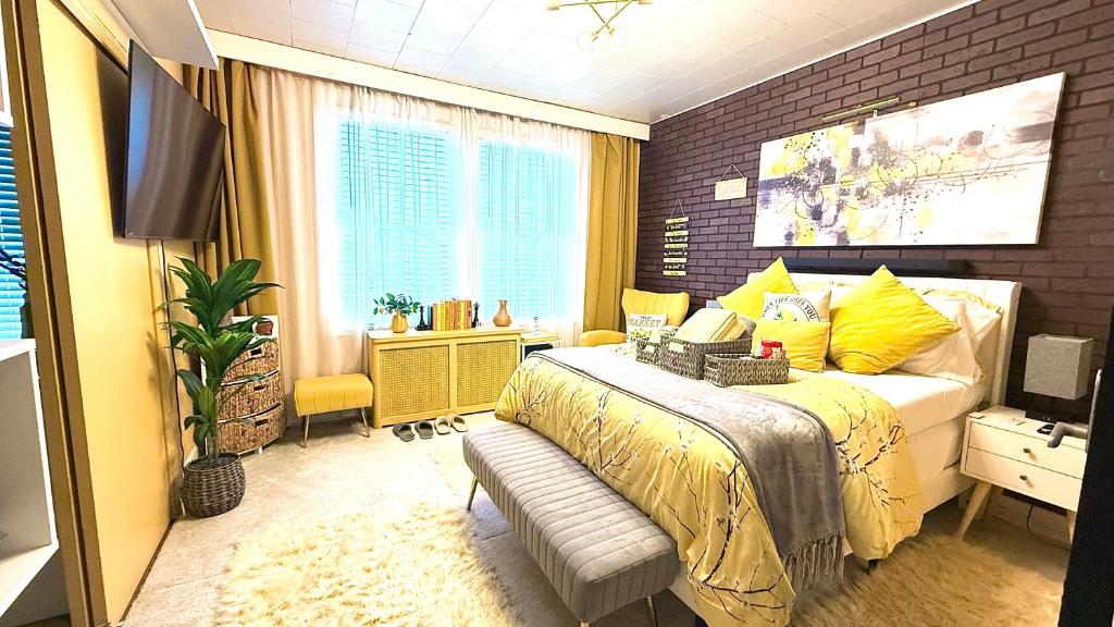 Sunshine Dream - Deluxe Double Room in Private House - NYC, Sunnyside ...