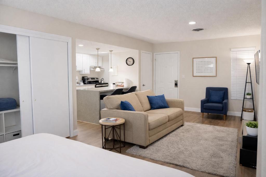 King Bed*Extensive Cleaning Protocol*Self Check-In, The Wilshire Condo ...
