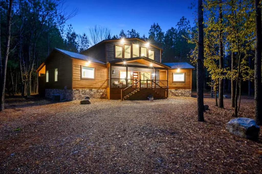 New! HIGH LUXE Mini Golf, Heated Pool, Hot Tub, Broken Bow (tarifs ...