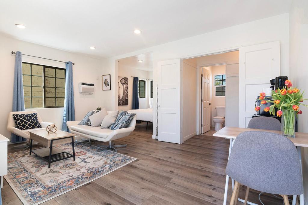 Upper-Level Studio Suite Close to Beverly Hills, Лос Анджелис (обновени ...