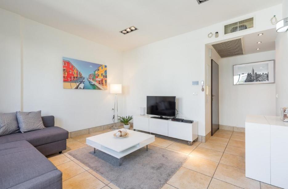 A 2 Bedroom Apt. With Mamad - Tel-Aviv