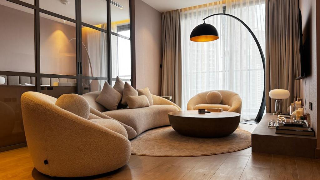 Brand New 1BDR with Pool, Jacuzzi, Sauna, Gym, Dubái (precios ...