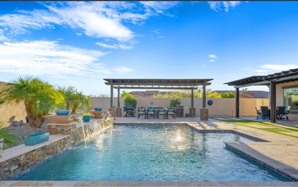 Free Heated Pool In Luxurious Resort Style Home!, Goodyear (prețuri ...