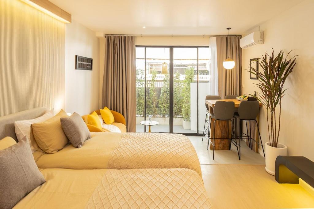 Cute & Comfy Studio for 3 guests at Center of Sathorn, Bangkok (vuoden ...