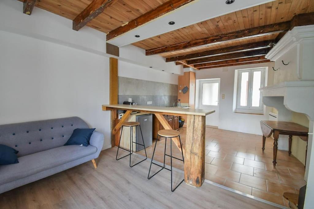 maison de village, Saint-Même-les-Carrières (tarifs actualisés, 2026)