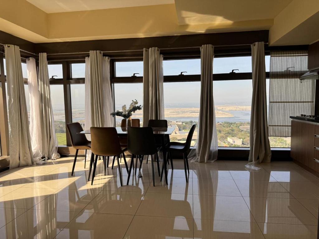 The Grand Lower Penthouse 2 Bedrooms, 3 Baths, Manila (prezzi ...