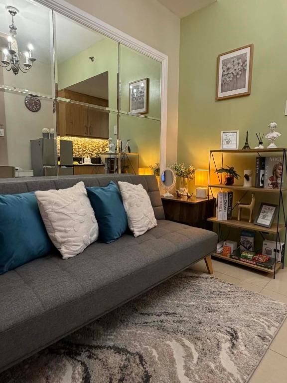 Neo-Classic 1BR with WiFi Netflix at Shell Res near MOA and NAIA ...