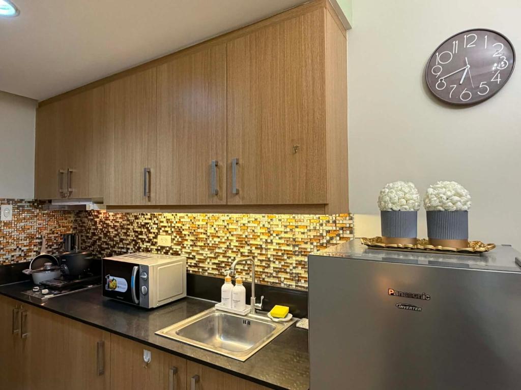 Neo-Classic 1BR with WiFi Netflix at Shell Res near MOA and NAIA ...