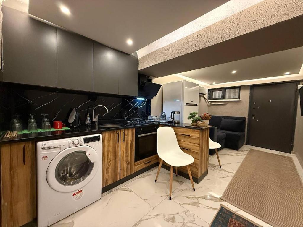 Cozy 1BR Basement Apartment Close to Metro, Estambul (precios ...