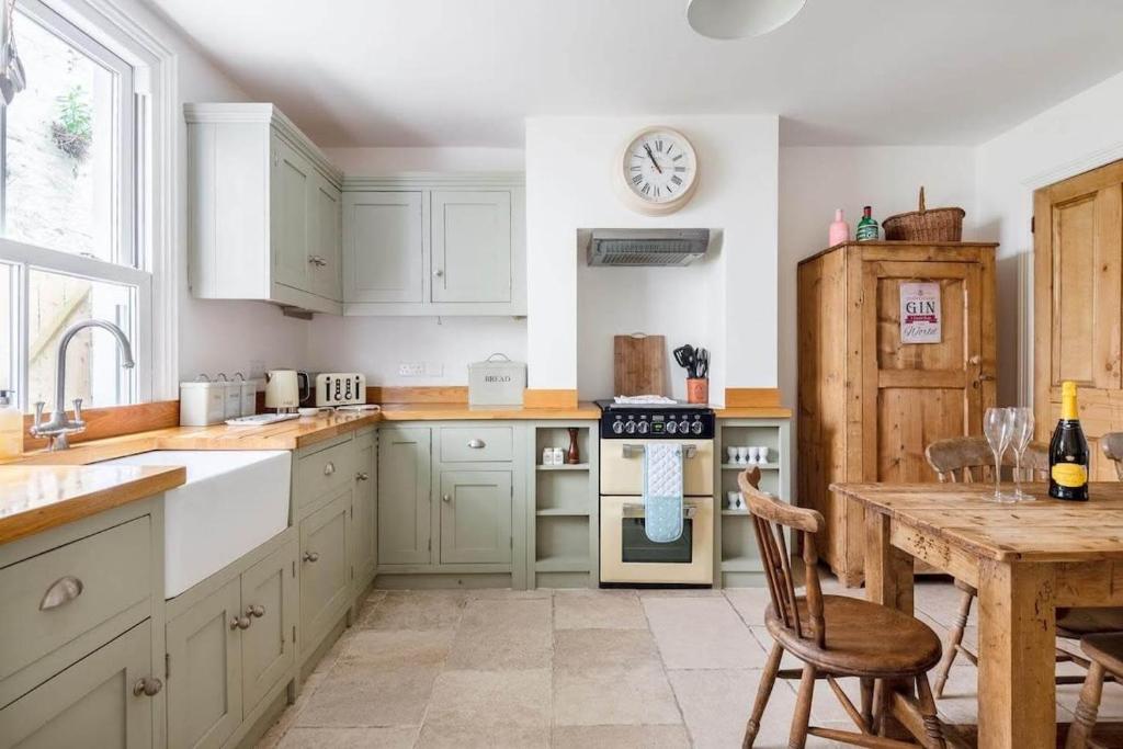 Gin O'Clock Mevagissey Level Walk to Harbour, Mevagissey (precios ...