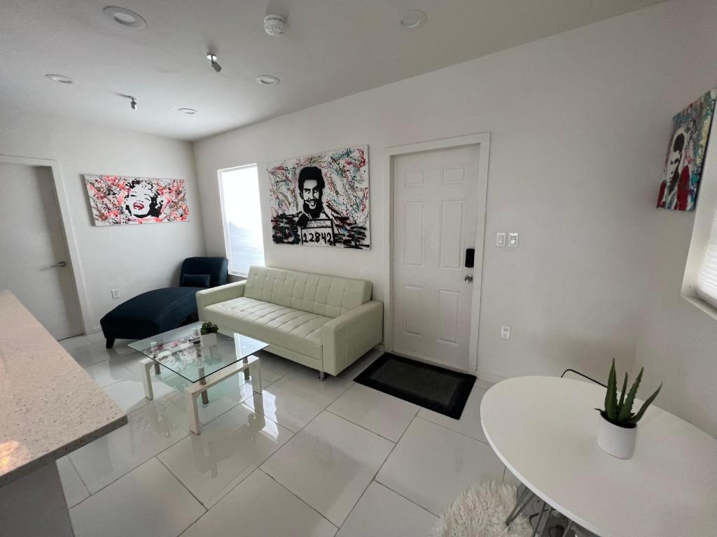 Small Home Close to Hard Rock Downtown Beach Hollywood 2 Bedroom ...