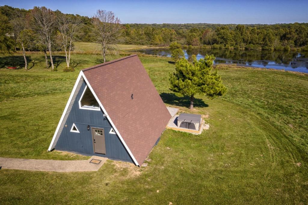 Cozy 2BR A-Frame Cabin w Hot Tub & Lake Views, Makanda (tarifs ...