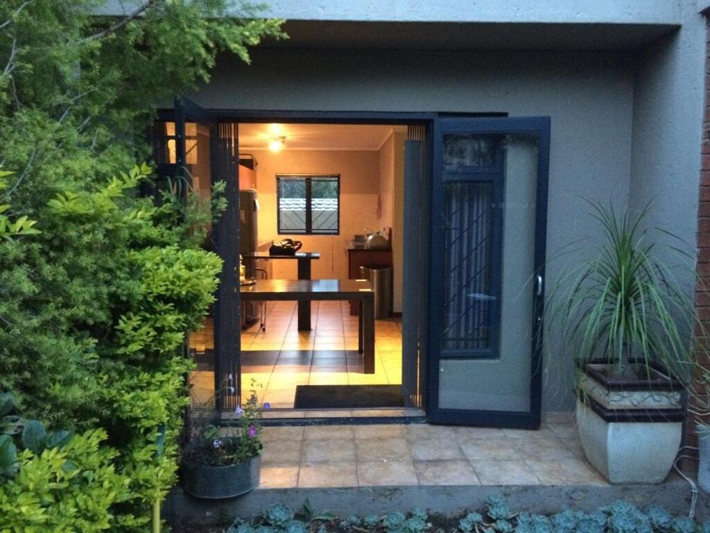 Cresta Gem Pool, Big TV & Fast WiFi, Johannesburgo (precios ...