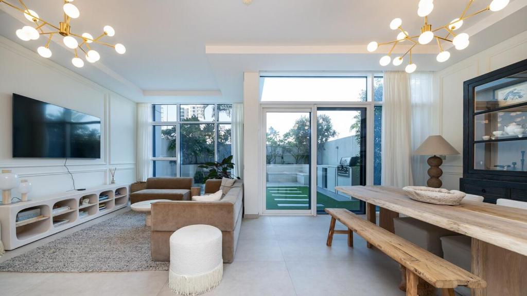 Luxury Duplex with Private Garden, Banyan Tree JLT, Dubai (preços ...