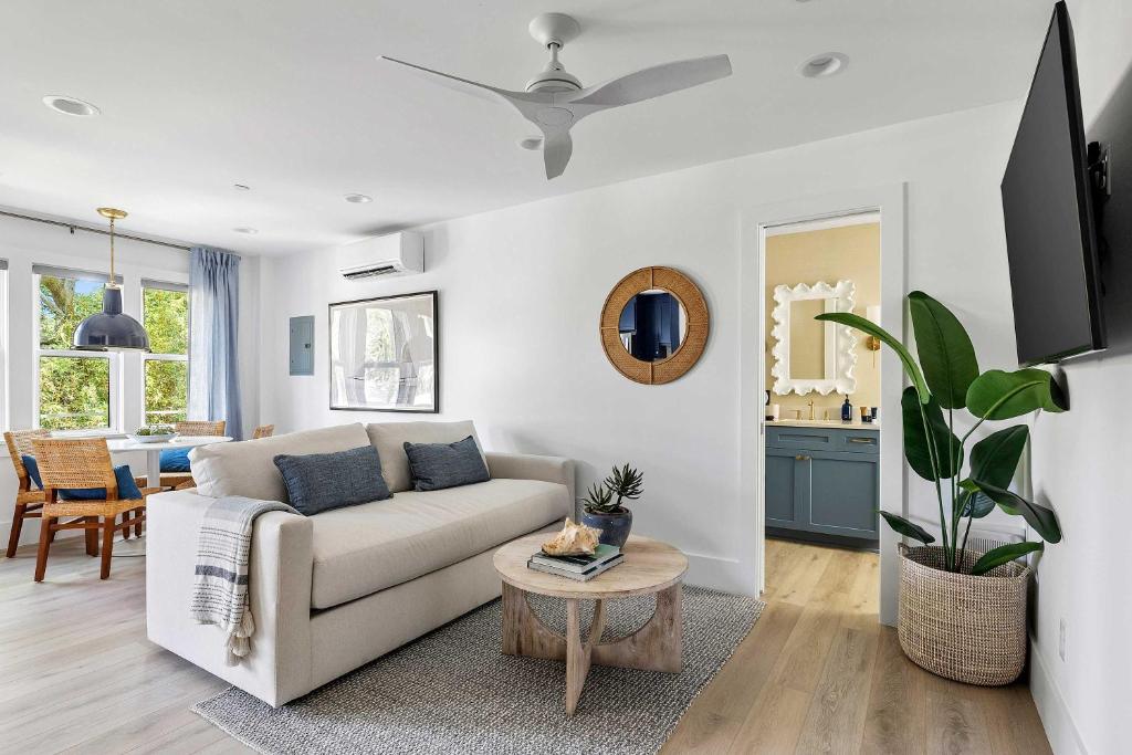 The Francis 1bd King Bed Condo 1 Block to Sand, Folly Beach (preços ...