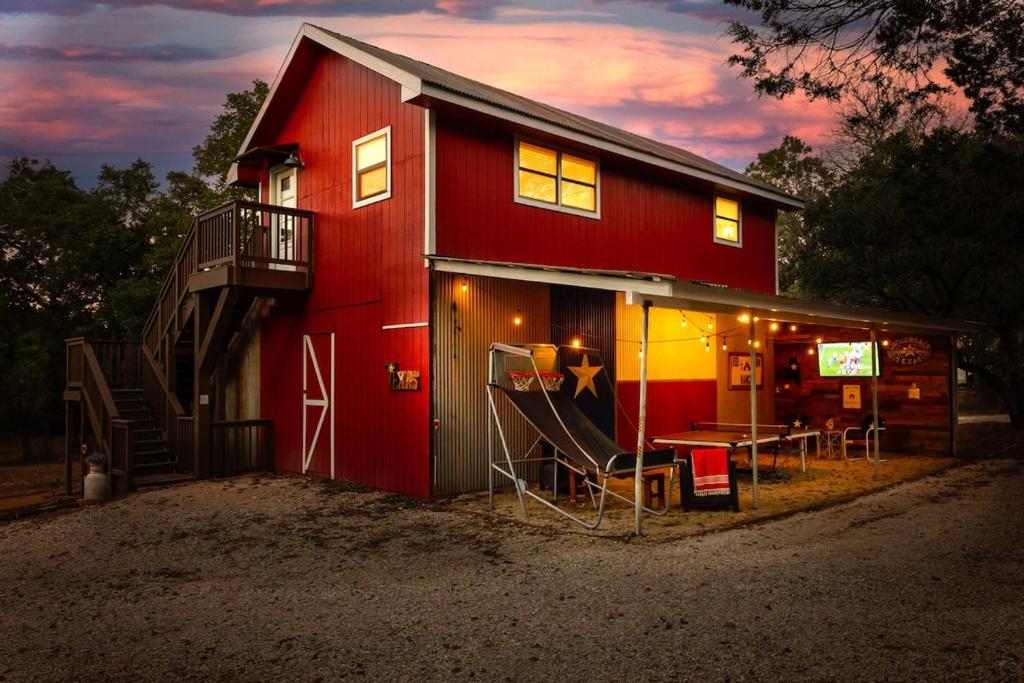 Red Barn Inn Feed Deer and play games & Firepit, Boerne (harga terbaru ...
