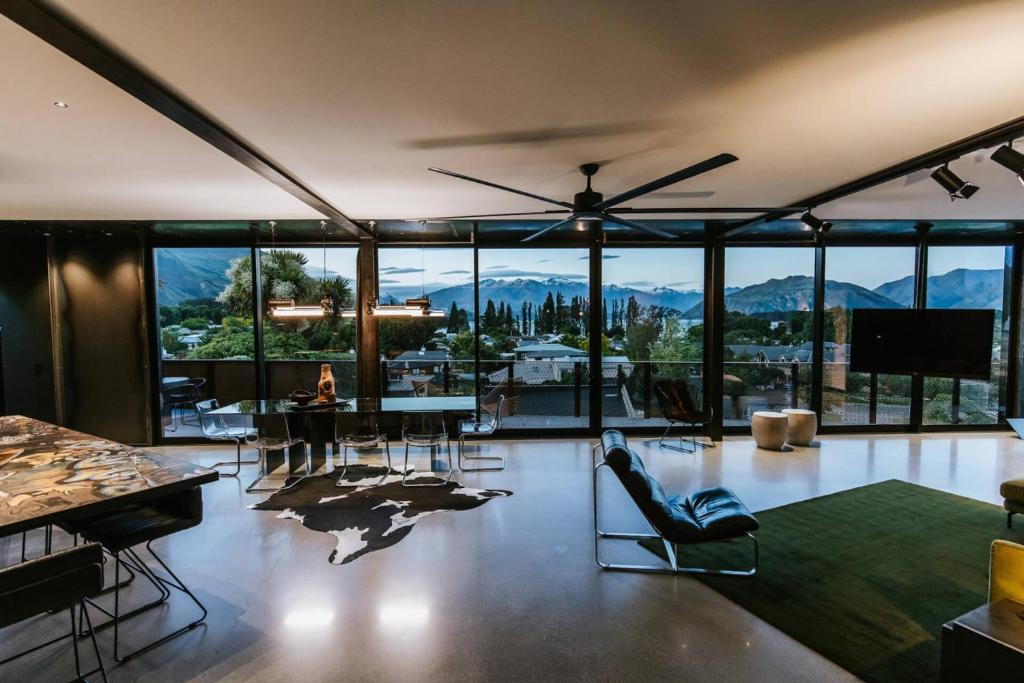 Tawera - Lake Views - Walk to Wanaka, Wanaka (updated prices 2026)