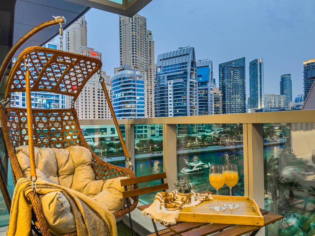 Marina Elegance, Walk to JBR Beach and Ain Dubai w Stunning Canal View ...