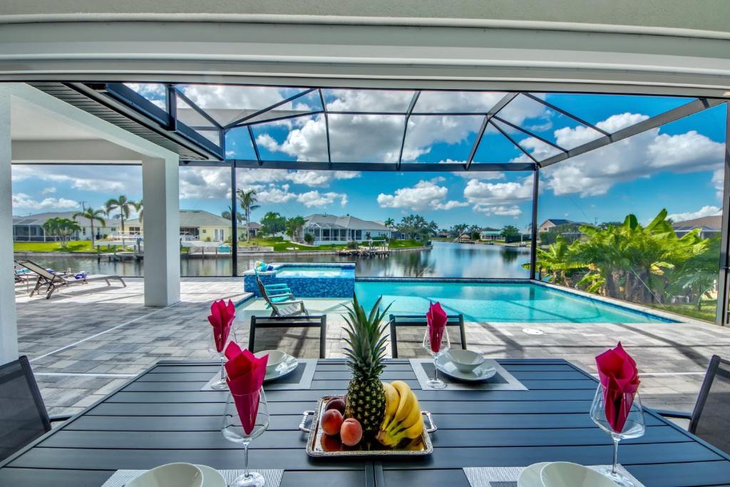 CoralVilla Madi - new & stylish with pool, spa and gulf access, Cape ...