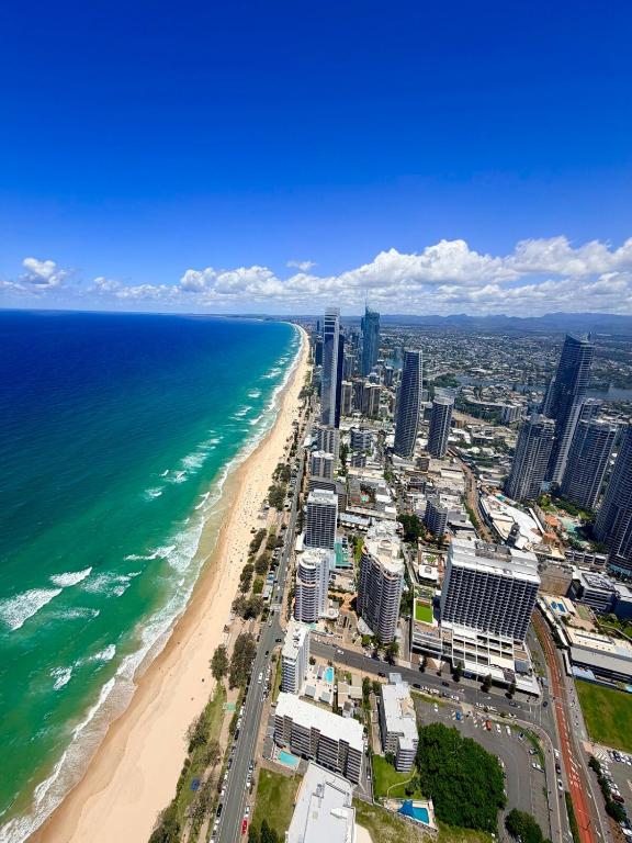 Meriton Suites - 71st Floor Beachfront Apartment Surfers Paradise ...