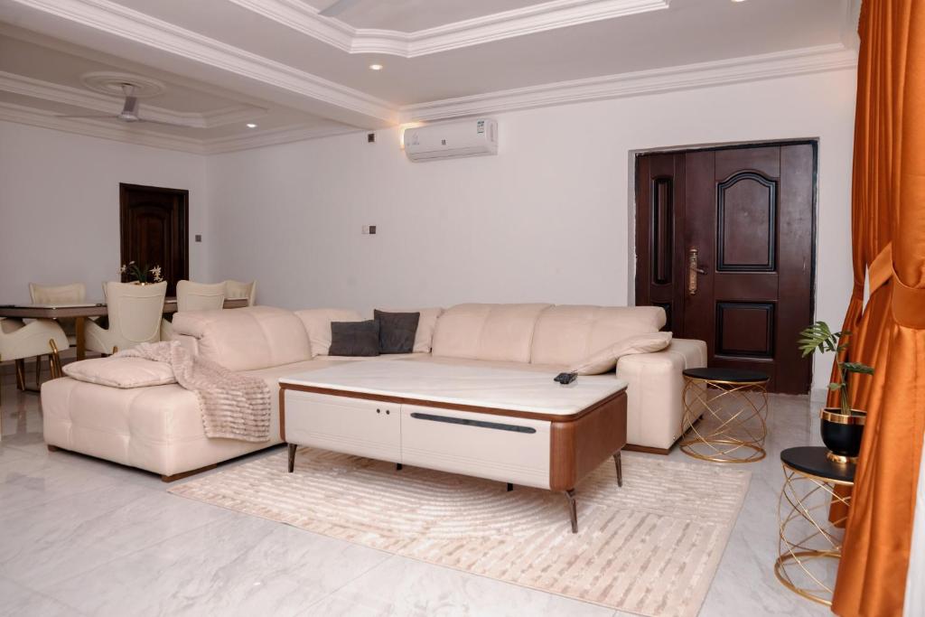 Spacious 3BR Perfect for Groups and Families, Haatso (precios ...