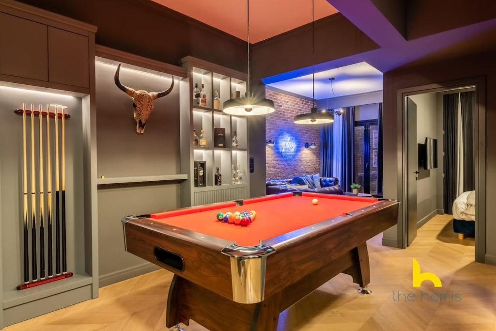 Unique Urban Cave w Pool Table Near Acropolis!, Atene (prezzi ...