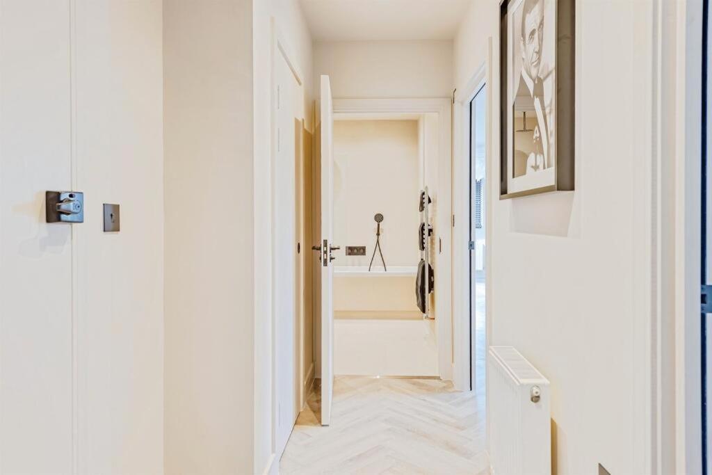 Modern 2 bedroom home with abundant natural light, East Grinstead ...