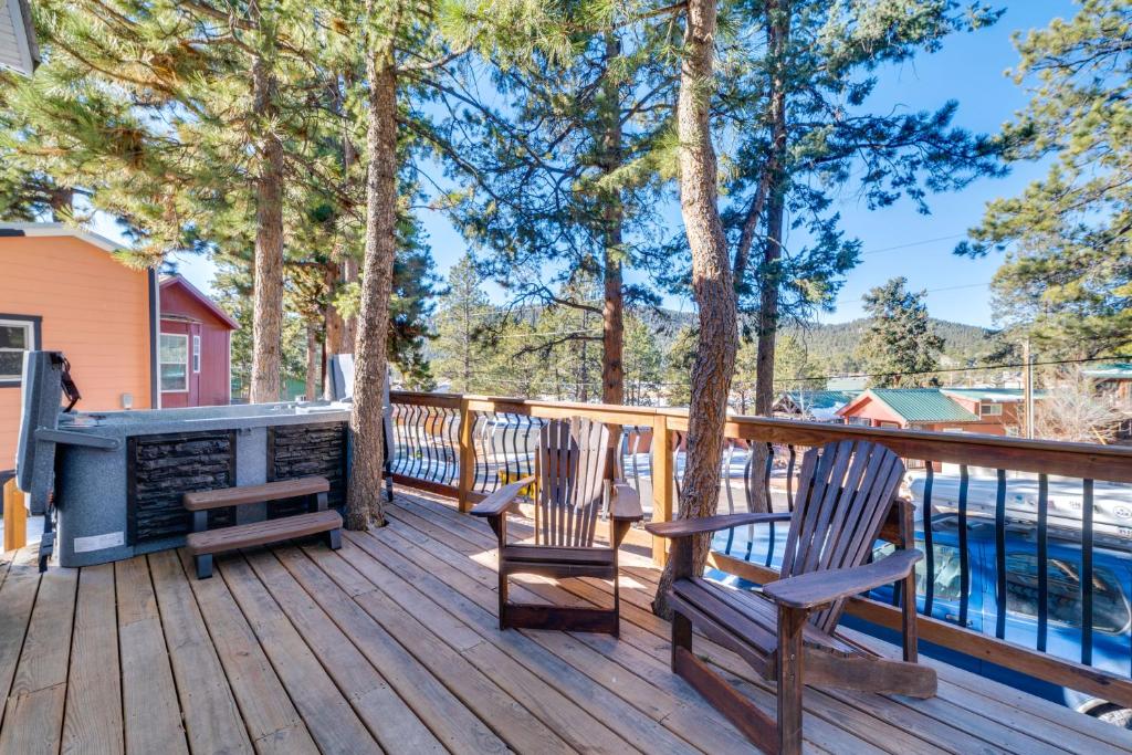Adorable Tiny Home with Mtn Views in Woodland Park!, Woodland Park की ...
