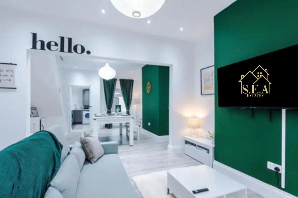 Modern 2-Bed House Near Manchester City Centre - Sleeps 6, Manchester ...